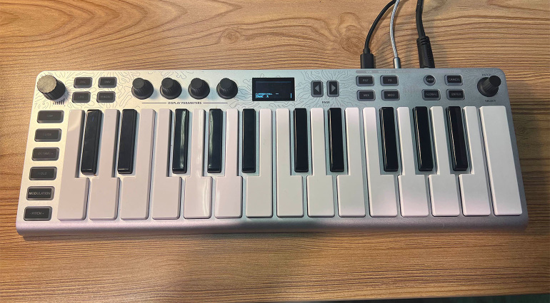ESI Xsynth: sintetizador, controlador MPE e interfaz de audio en un teclado ultracompacto ...